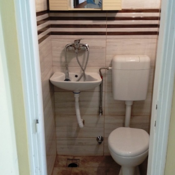 ΜΠΆΝΙΟ WC ΜΕ ΧΤΊΣΤΗ ΝΤΟΥΖΙΕΡΑ - Feggomitis Tiles