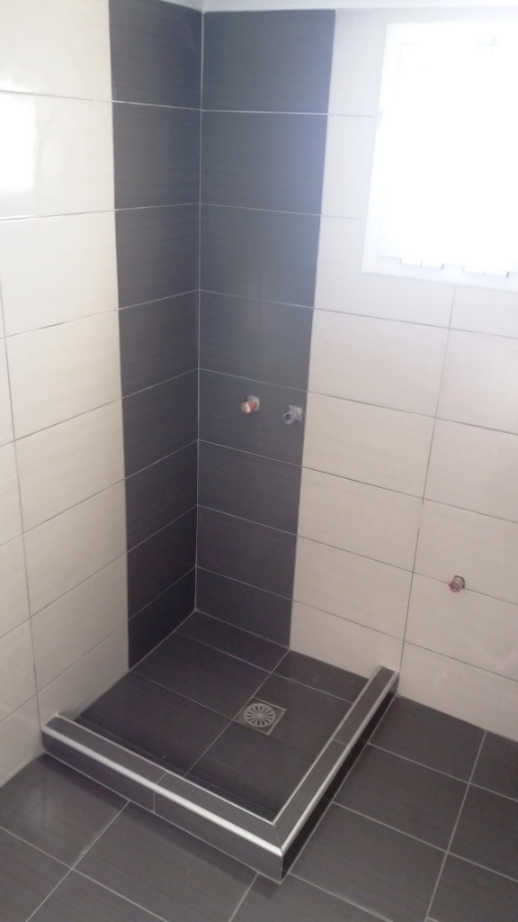 ΜΠΆΝΙΟ WC ΜΕ ΧΤΊΣΤΗ ΝΤΟΥΖΙΕΡΑ - Feggomitis Tiles