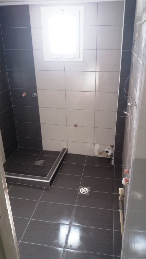 ΜΠΆΝΙΟ WC ΜΕ ΧΤΊΣΤΗ ΝΤΟΥΖΙΕΡΑ - Feggomitis Tiles