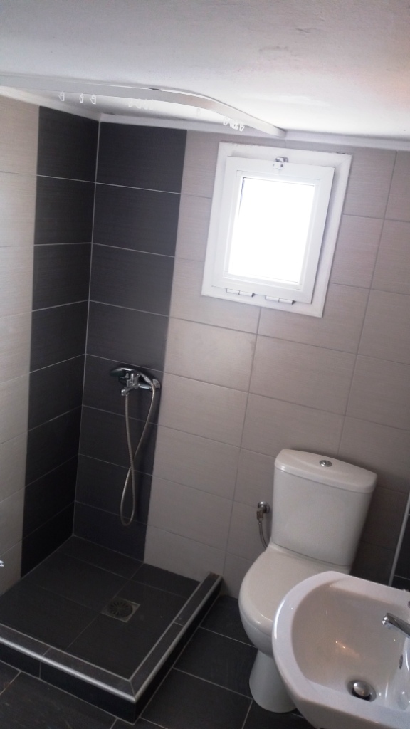 ΜΠΆΝΙΟ WC ΜΕ ΧΤΊΣΤΗ ΝΤΟΥΖΙΕΡΑ - Feggomitis Tiles