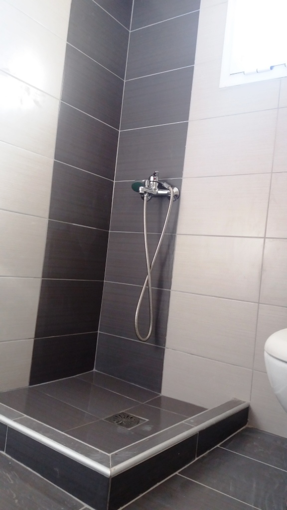 ΜΠΆΝΙΟ WC ΜΕ ΧΤΊΣΤΗ ΝΤΟΥΖΙΕΡΑ - Feggomitis Tiles