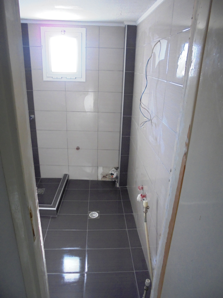 ΜΠΆΝΙΟ WC ΜΕ ΧΤΊΣΤΗ ΝΤΟΥΖΙΕΡΑ - Feggomitis Tiles