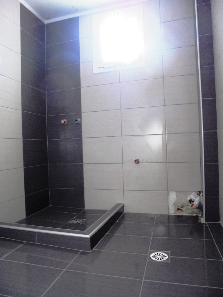 ΜΠΆΝΙΟ WC ΜΕ ΧΤΊΣΤΗ ΝΤΟΥΖΙΕΡΑ - Feggomitis Tiles