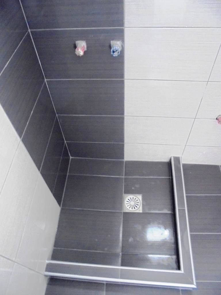 ΜΠΆΝΙΟ WC ΜΕ ΧΤΊΣΤΗ ΝΤΟΥΖΙΕΡΑ - Feggomitis Tiles