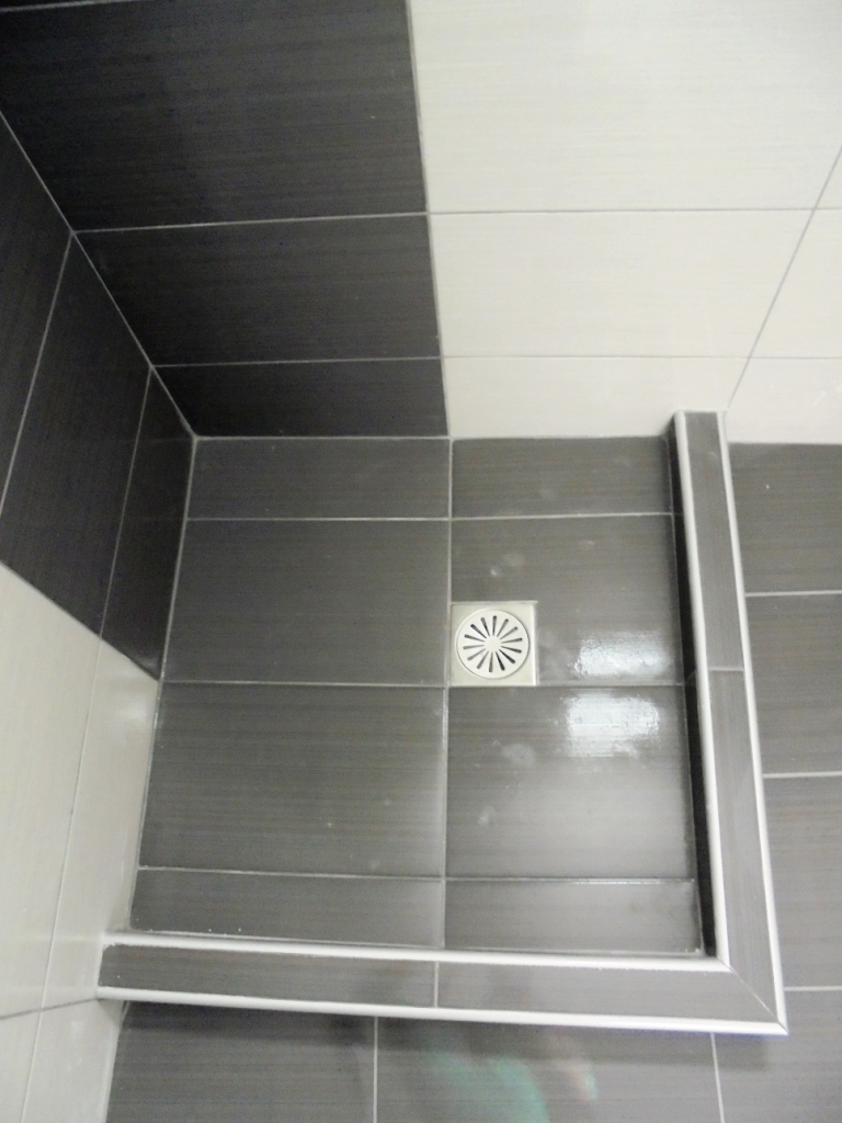 ΜΠΆΝΙΟ WC ΜΕ ΧΤΊΣΤΗ ΝΤΟΥΖΙΕΡΑ - Feggomitis Tiles