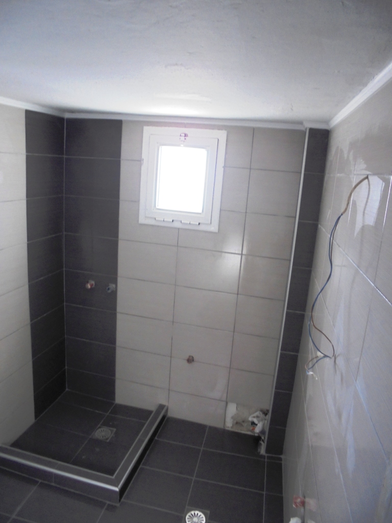 ΜΠΆΝΙΟ WC ΜΕ ΧΤΊΣΤΗ ΝΤΟΥΖΙΕΡΑ - Feggomitis Tiles