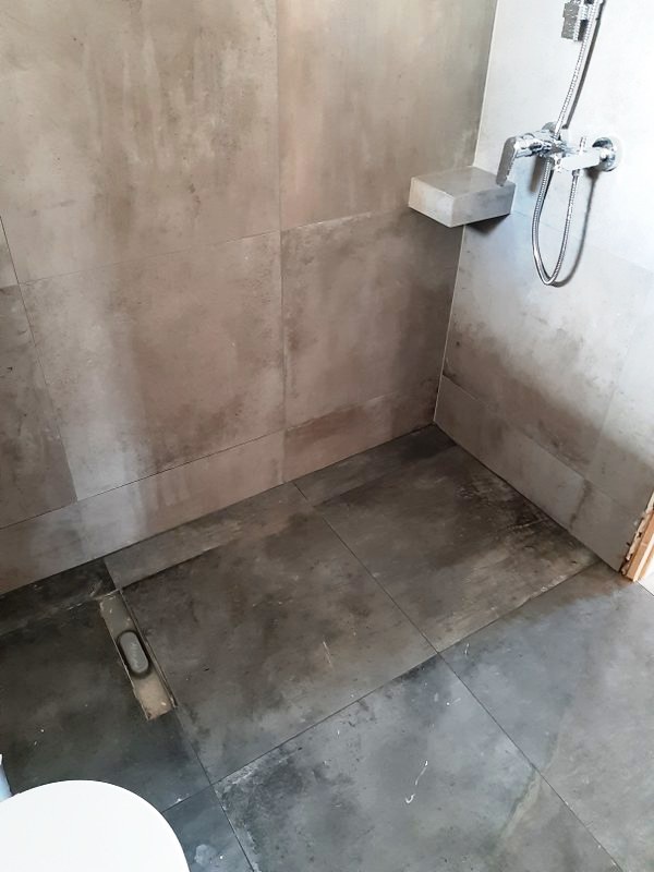 ΜΠΑΝΙΟ ΜΕ ΠΛΑΚΑΚΙ 60Χ60 ΜΑΤ ΓΚΡΙ ΜΕ ΧΤΙΣΤΗ ΝΤΟΥΖΙΕΡΑ - Feggomitis Tiles