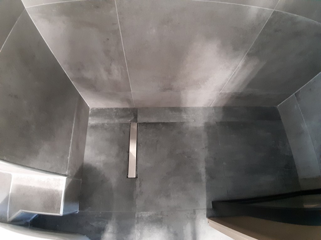 ΜΠΑΝΙΟ ΜΕ ΠΛΑΚΑΚΙ 60Χ60 ΜΑΤ ΓΚΡΙ ΜΕ ΧΤΙΣΤΗ ΝΤΟΥΖΙΕΡΑ - Feggomitis Tiles