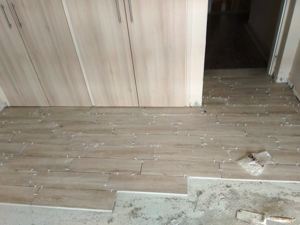 ΑΝΤΙΚΑΤΑΣΤΑΣΗ ΞΥΛΙΝΟΥ ΔΑΠΕΔΟΥ ΜΕ ΠΛΑΚΑΚΙ ΤΥΠΟΥ ΞΥΛΟ - Feggomitis Tiles